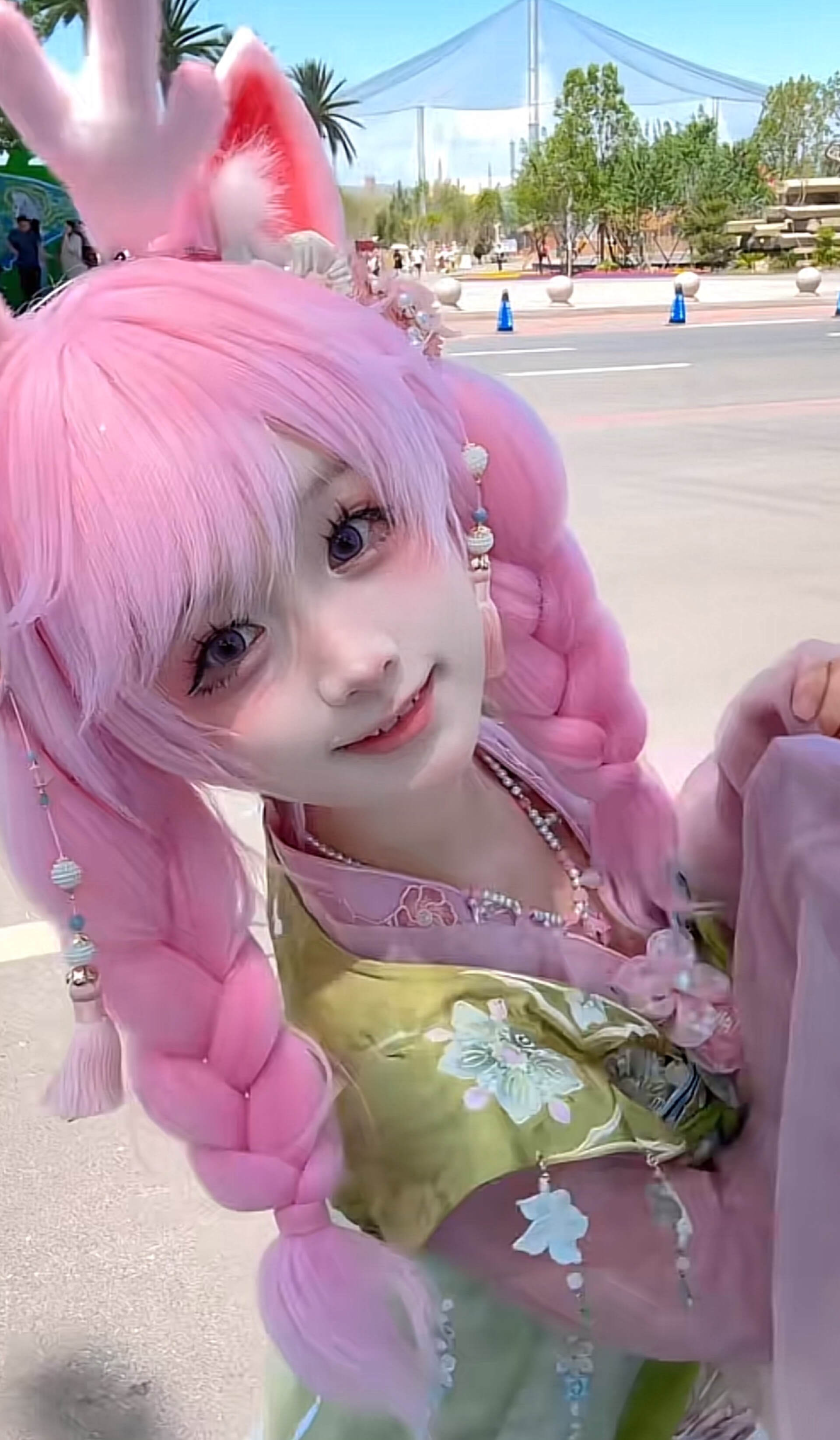 小白兔奶糖cos瑶，身穿青衣裙，头戴粉色假发，大大的眼睛好可爱-王者荣耀丨KPL-虎扑社区