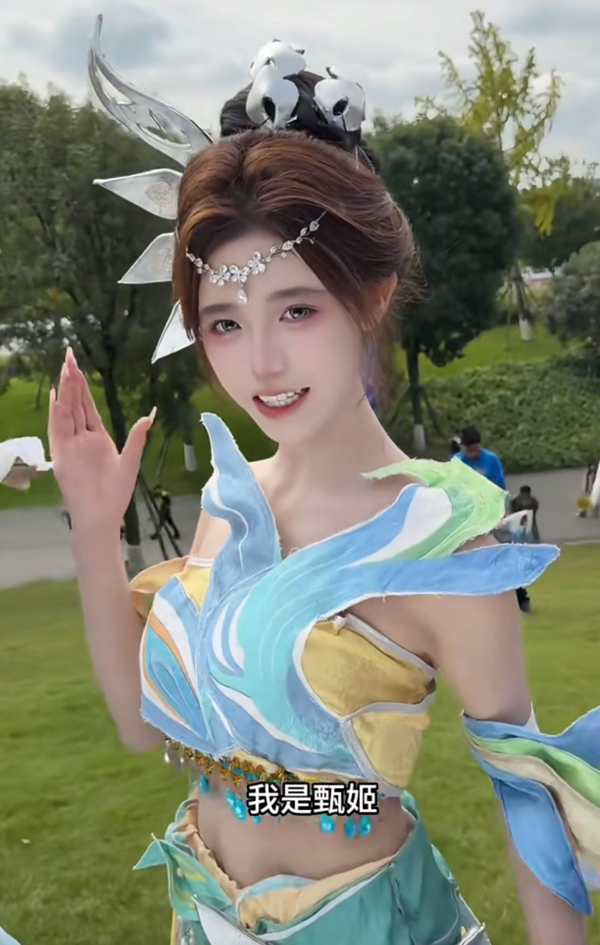 花碎花cos甄姬至美，第一眼好像鞠婧祎，表情好自然，真的美呆了-王者荣耀丨KPL-虎扑社区