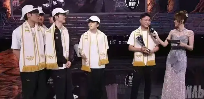 [流言板]S15赛事现场：Uzi为Gumayusi颁发FMVP奖杯-英雄联盟丨LPL-虎扑社区