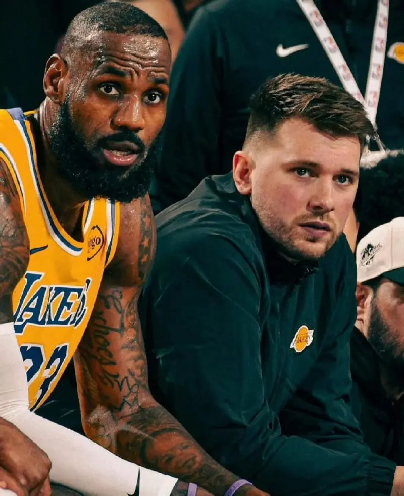 湖记Dan Woike：湖人准备追求一位超级球星与东契奇搭档，最早可能在明年夏天行动，当下他们不会采取任何可能危及这一计划的行动。-NBA ...