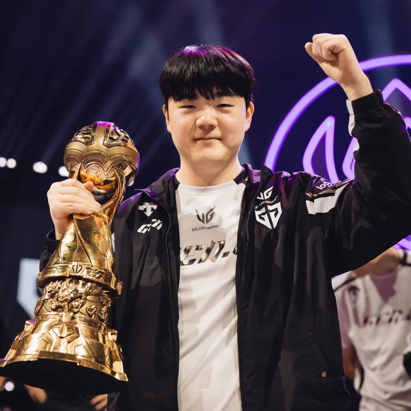 [流言板]LOL 官推分享Canyon选手捧杯照片并配文：打野位的王-英雄联盟丨LPL-虎扑社区